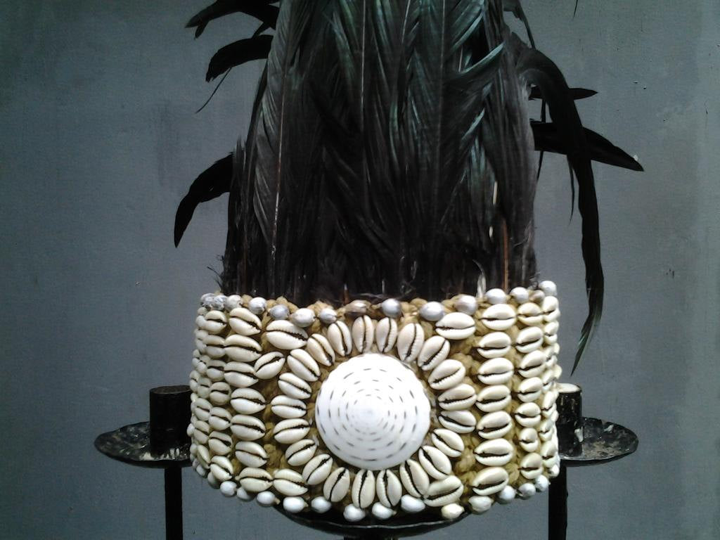 Traditional papua tribe crown black Feathers – theworldoffeathers
